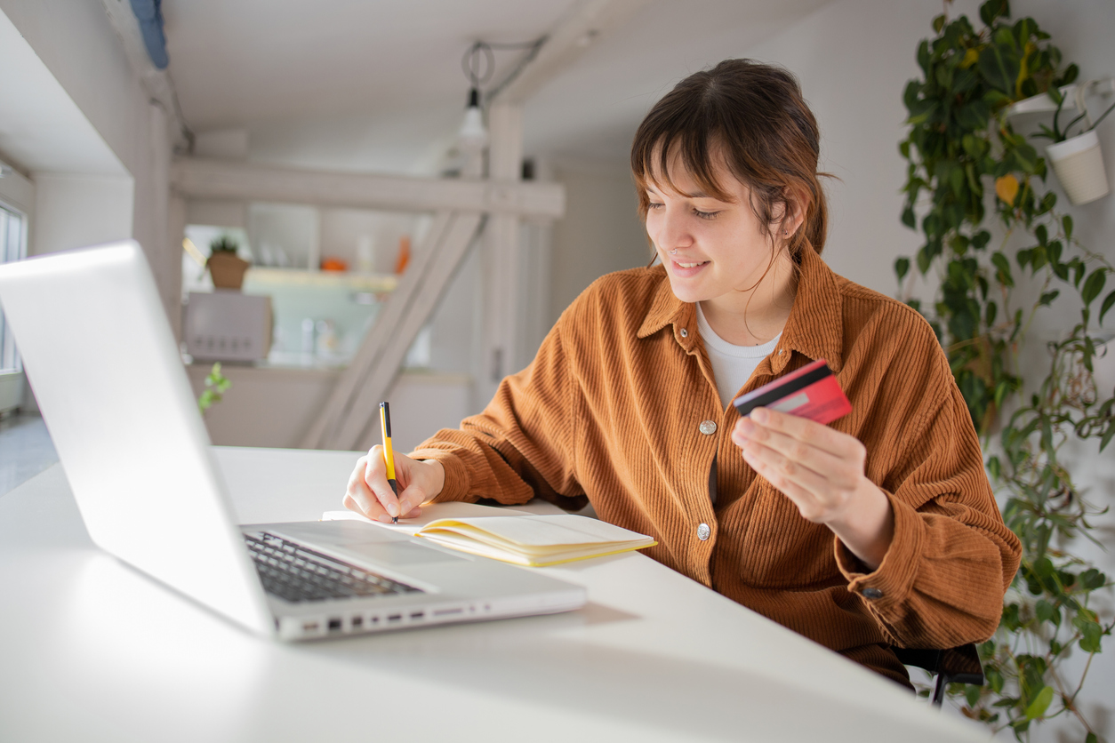 Pros and Cons of Earning Credit Card Rewards While Paying Tuition